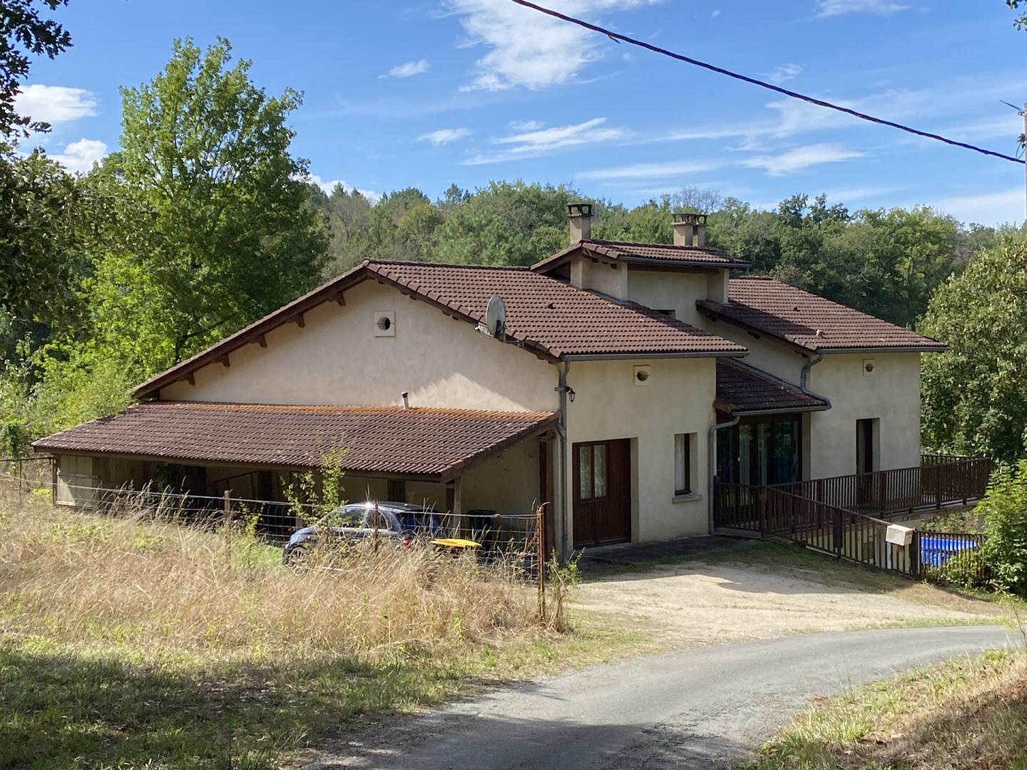 Brossac. Country house for sale. 3 bedrooms, basement and garden.